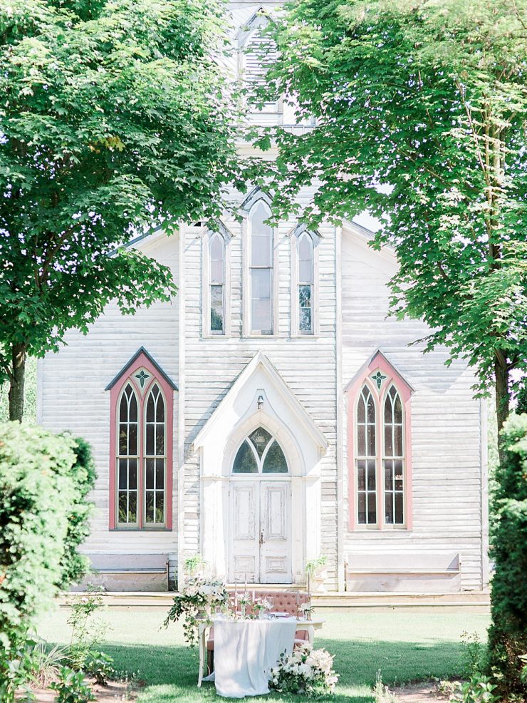 Wedding Inspiration in front of a Vintage Chapel - The White Wren