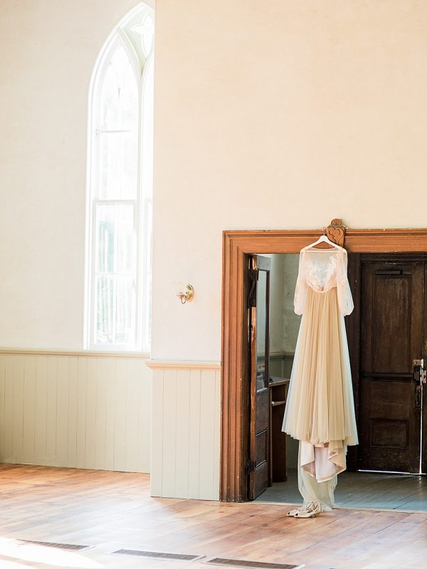 Wedding Inspiration in front of a Vintage Chapel – The White Wren