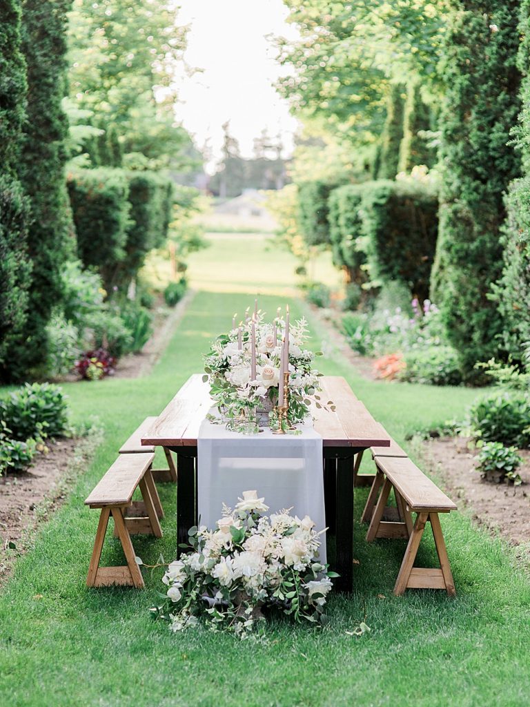 Wedding Inspiration in front of a Vintage Chapel – The White Wren