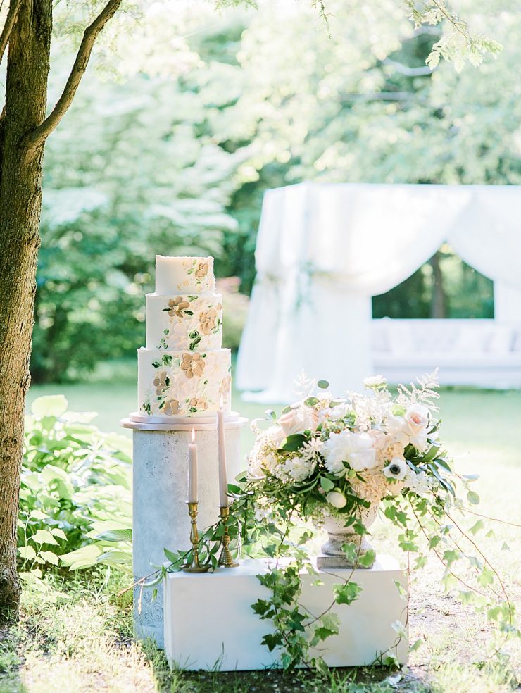 Wedding Inspiration in front of a Vintage Chapel - The White Wren