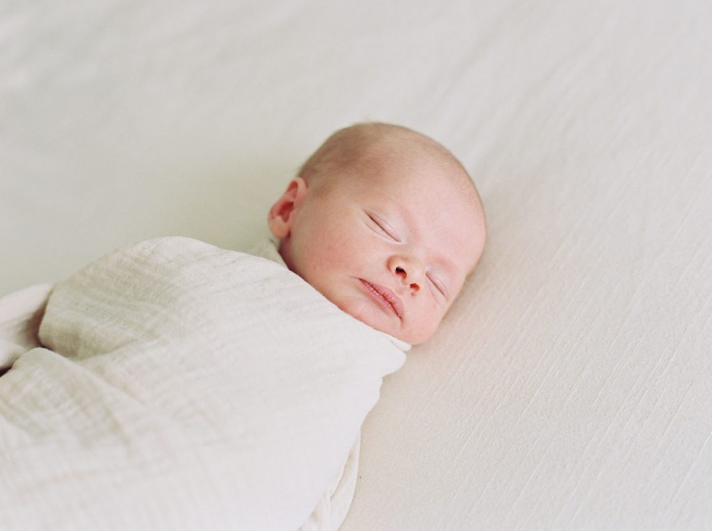 Derek & Jessie’s Newborn Photos at Home – The White Wren