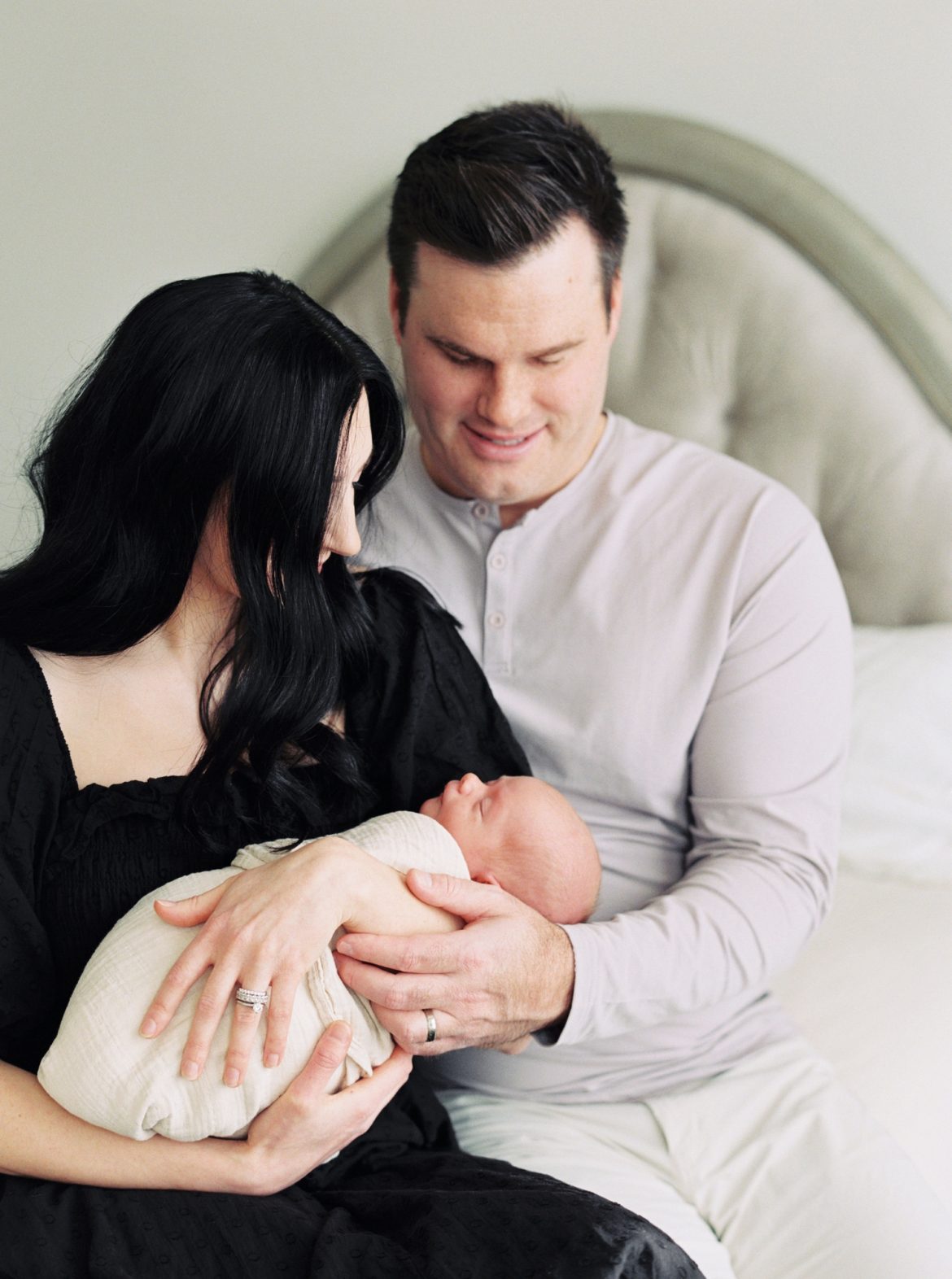 Derek & Jessie’s Newborn Photos at Home – The White Wren