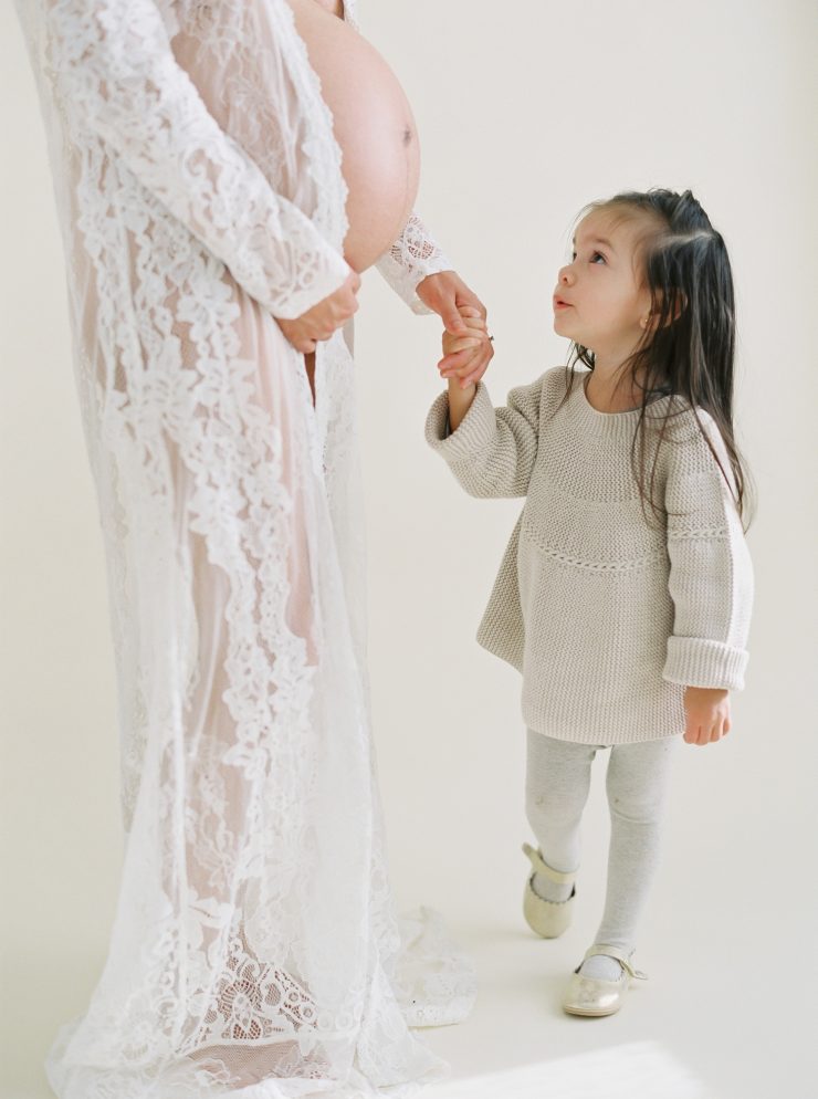 Beautiful Maternity Session in a Studio – The White Wren