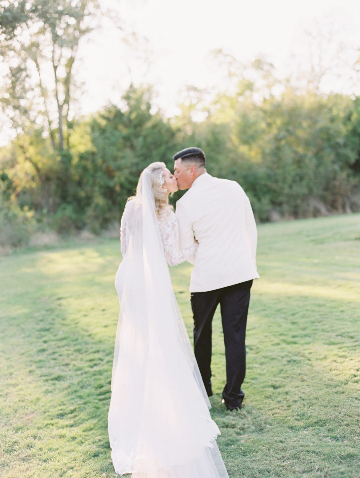 Cassidy & Jacob’s Dreamy White Barn Wedding – The White Wren