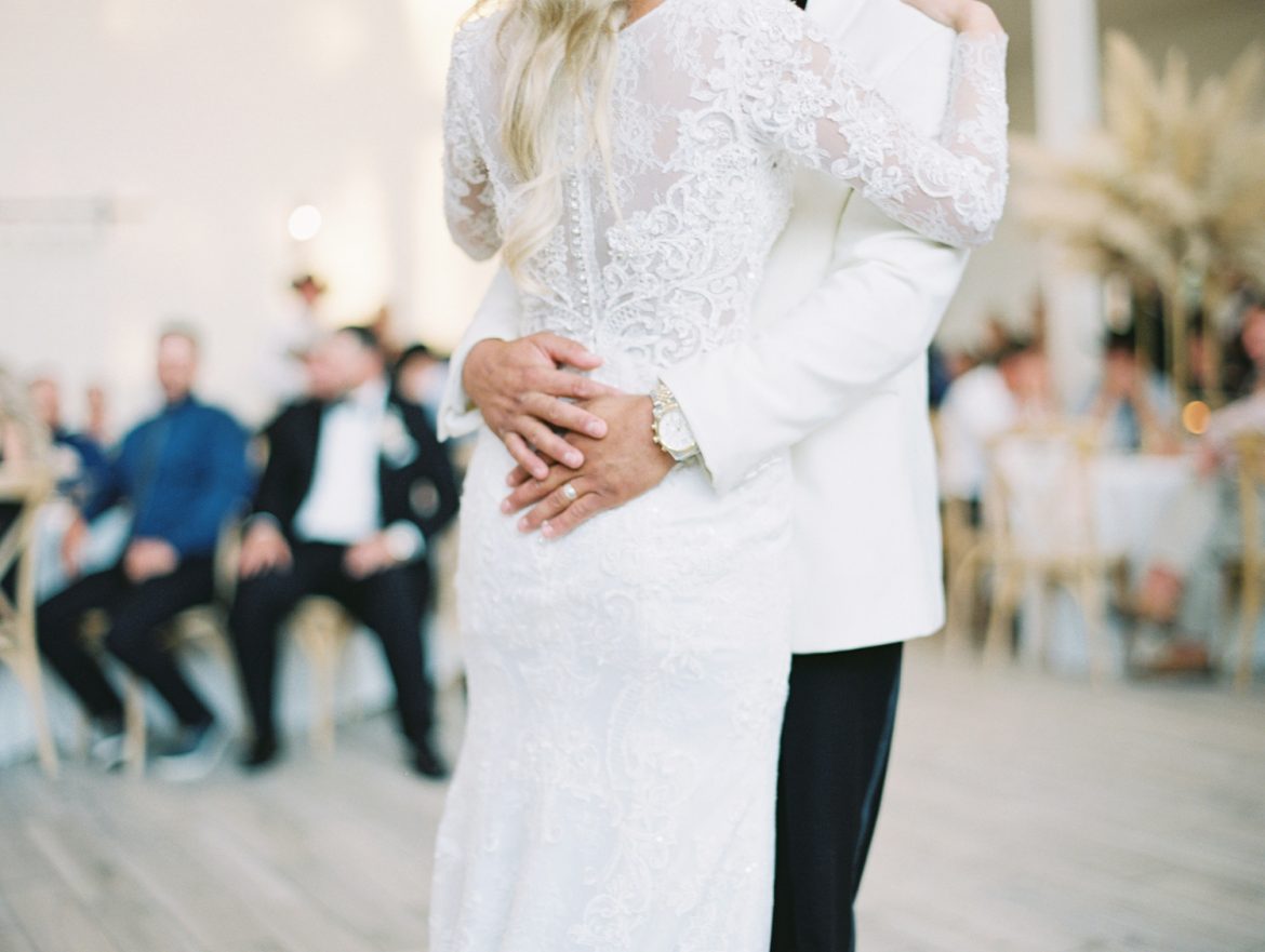 Cassidy & Jacob’s Dreamy White Barn Wedding – The White Wren