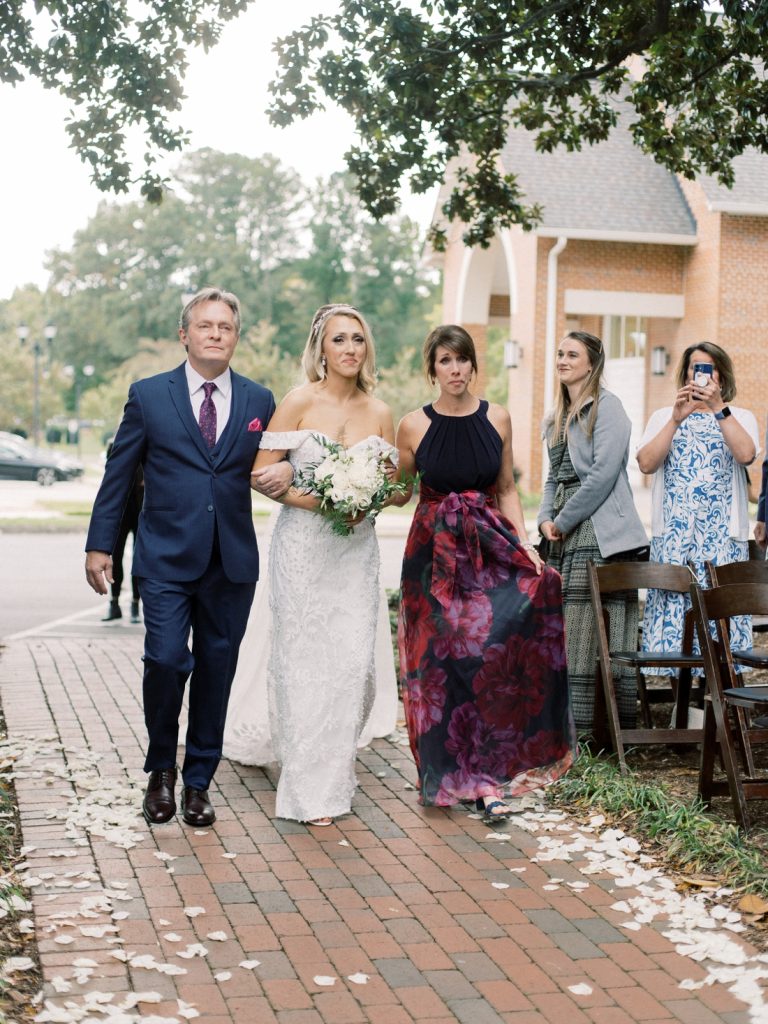 Intimate Wedding with Delicate White Details – The White Wren