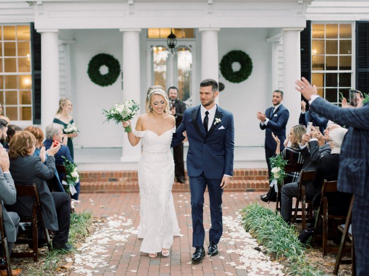 Intimate Wedding with Delicate White Details – The White Wren