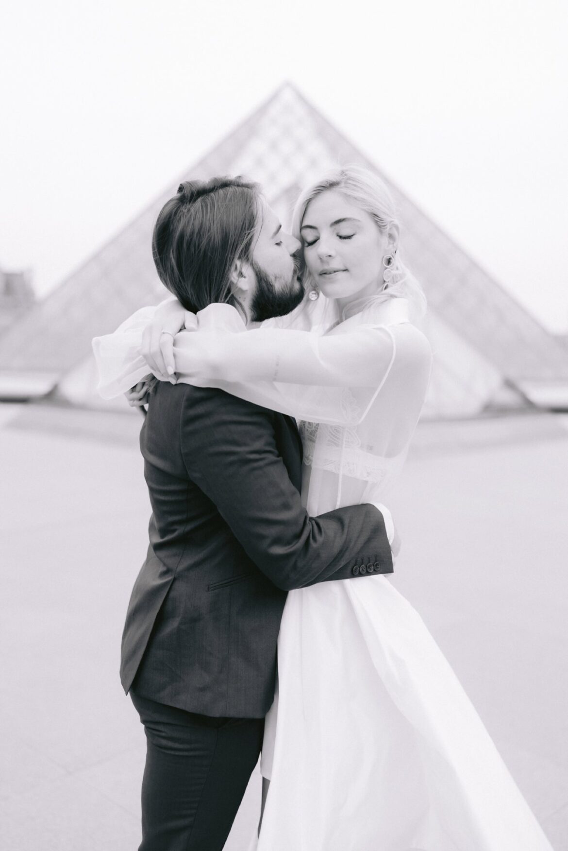 A Modern Couple in Paris - The White Wren