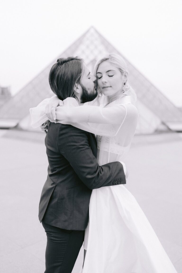 A Modern Couple in Paris – The White Wren