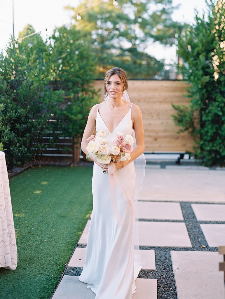 Becca & Matt’s Petite Wedding – The White Wren