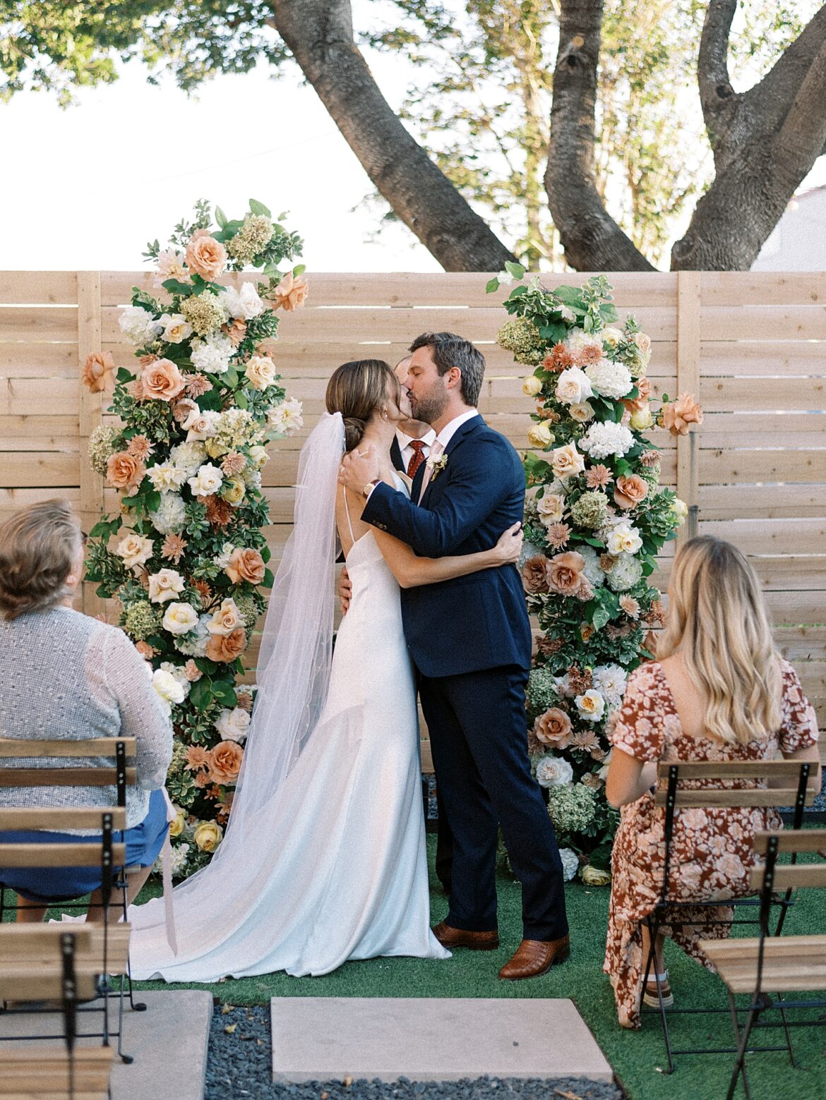 Becca & Matt’s Petite Wedding – The White Wren